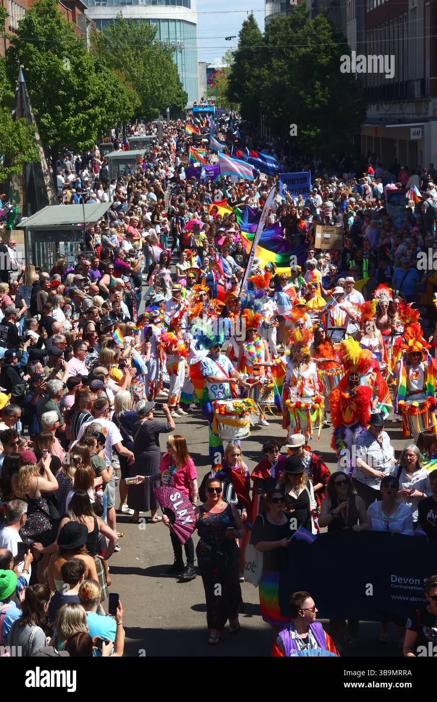 Exeter, Devon, UK. 10th May, 2025. UK Weather: Sun shines on a packed ...