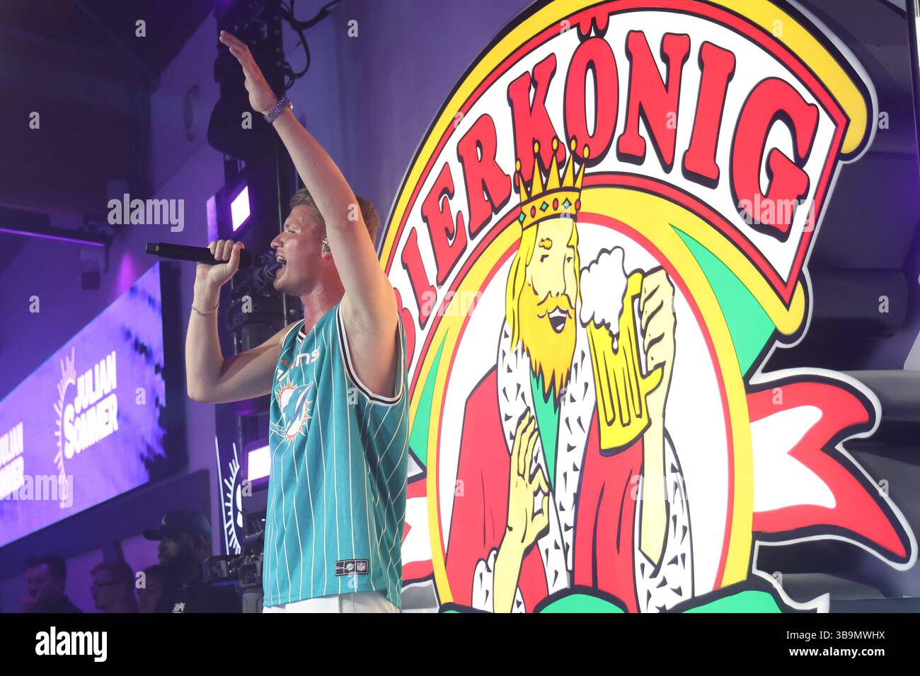 Platja de Palma ESP, Julian Sommer im Bierkoenig, Mai 2025, 08.05.2025 ESP, Julian Sommer im ...