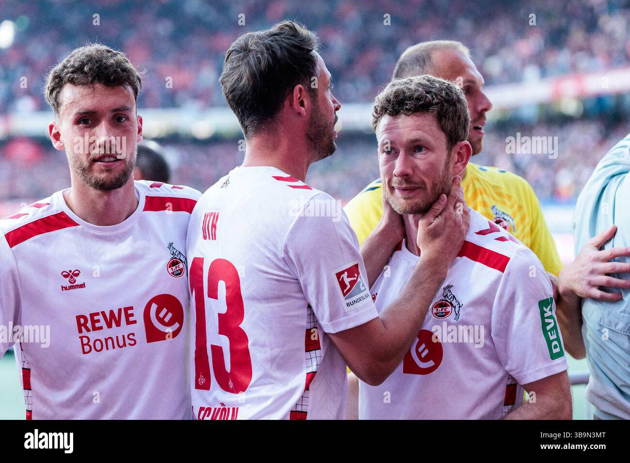 Die Spieler des 1. FC K?ln feiern den Sieg mit den Fans in der Kurve Mark Uth (1. FC K?ln, 13 ...