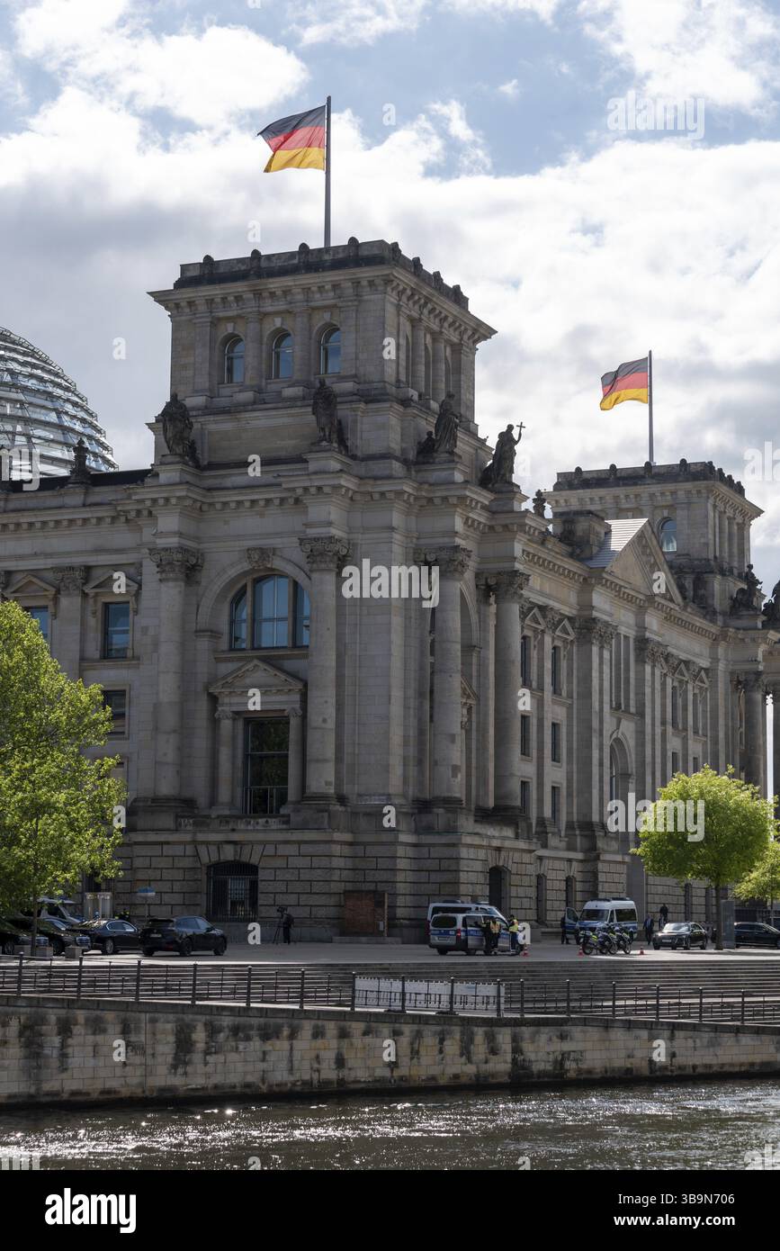Side view reichstag flags hi-res stock photography and images - Alamy
