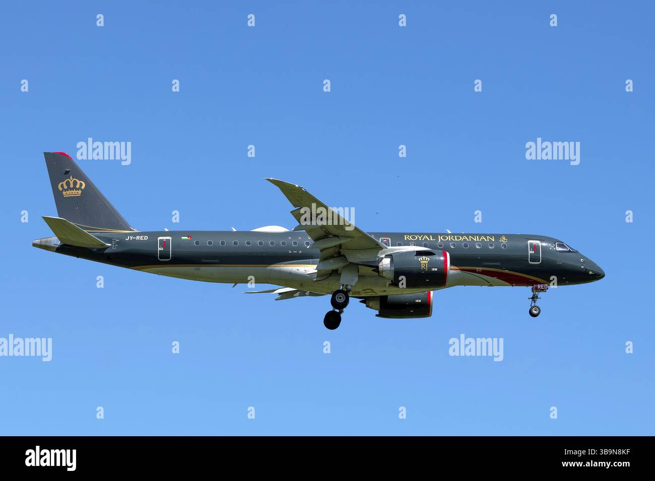 Aircraft Royal Jordanian, JY-RED, Embraer E190-E2 Stock Photo - Alamy