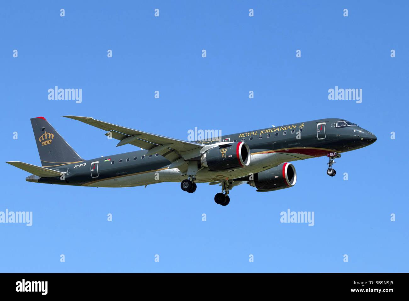 Aircraft Royal Jordanian, JY-RED, Embraer E190-E2 Stock Photo - Alamy