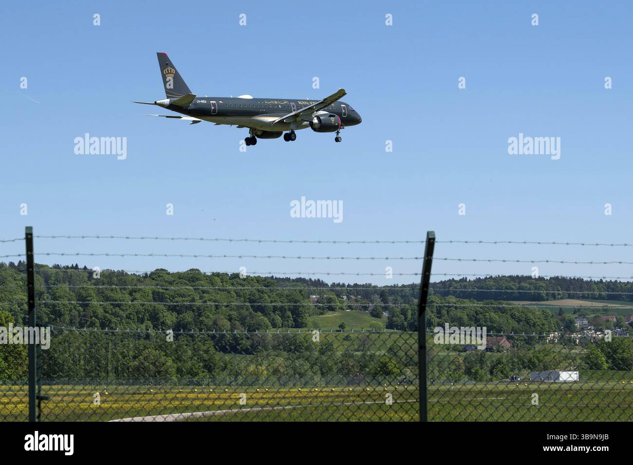 Aircraft Royal Jordanian, JY-RED, Embraer E190-E2 Stock Photo - Alamy