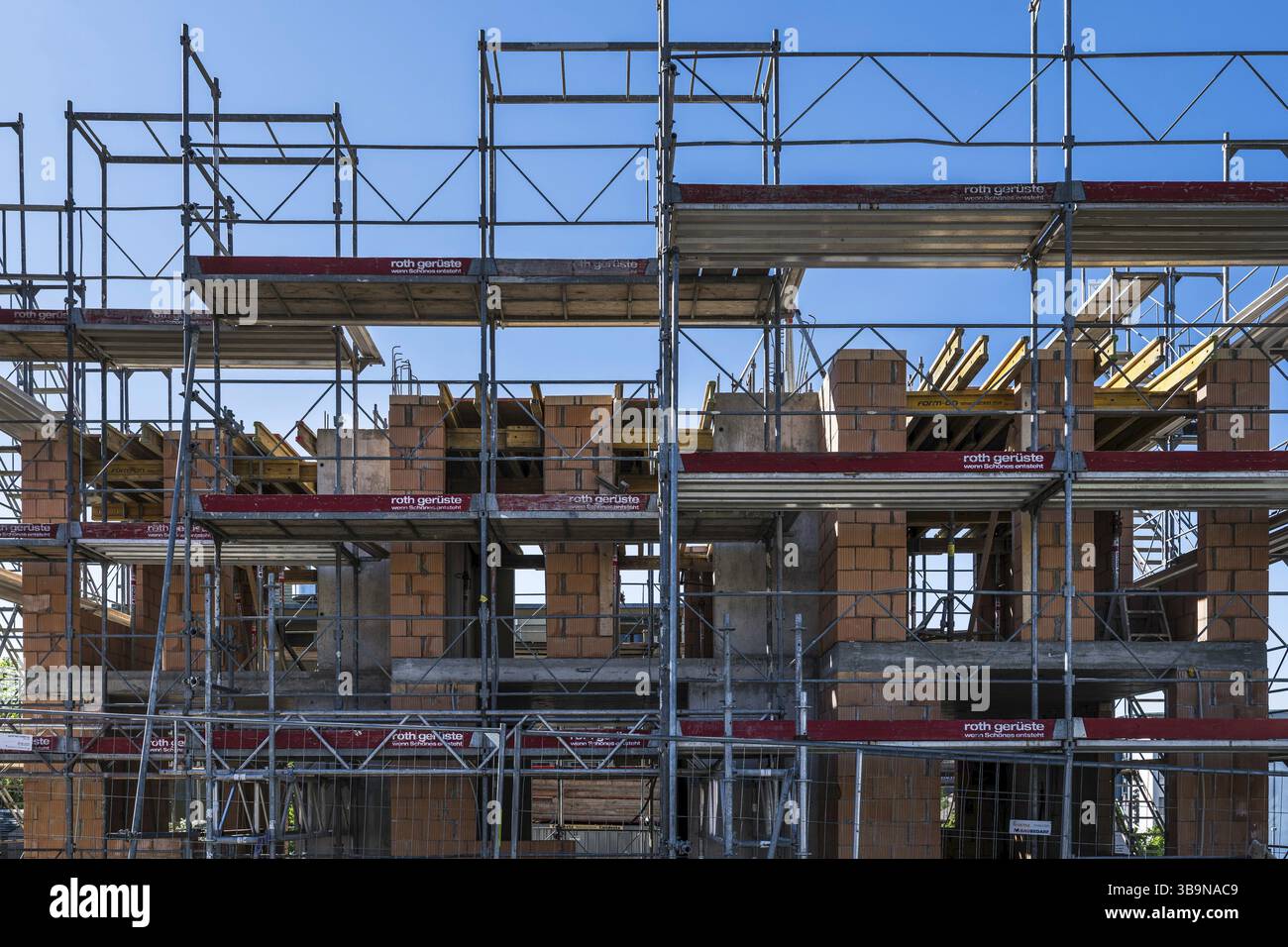 Building site Carcass scaffolding Stock Photo - Alamy
