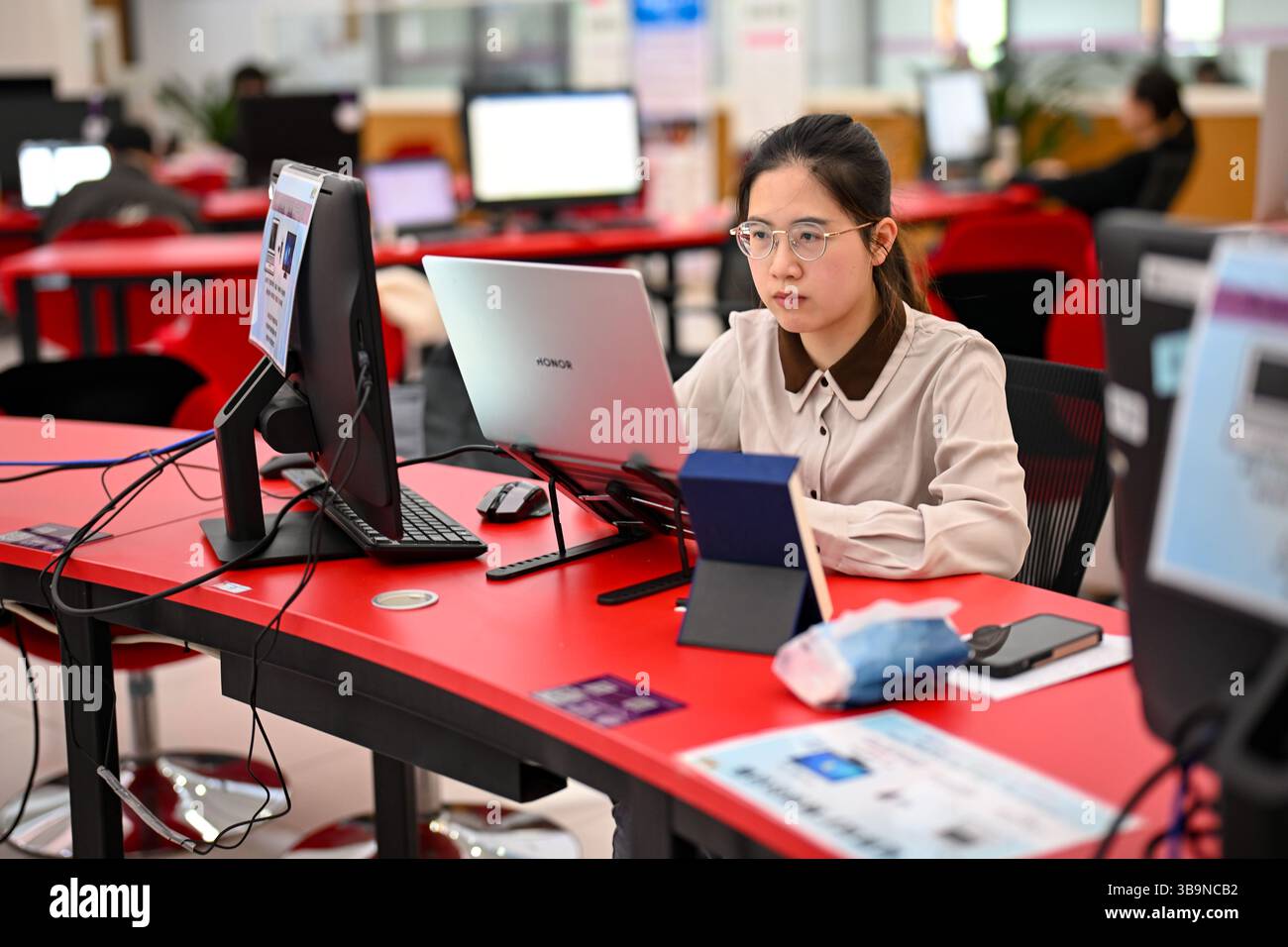 (250510) -- TIANJIN, May 10, 2025 (Xinhua) -- Yang Yali works on her ...