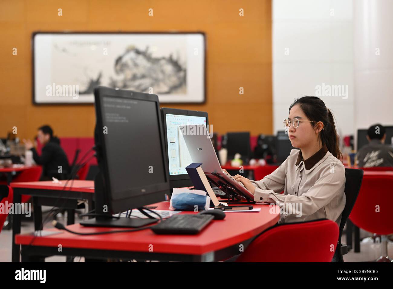 (250510) -- TIANJIN, May 10, 2025 (Xinhua) -- Yang Yali works on her ...