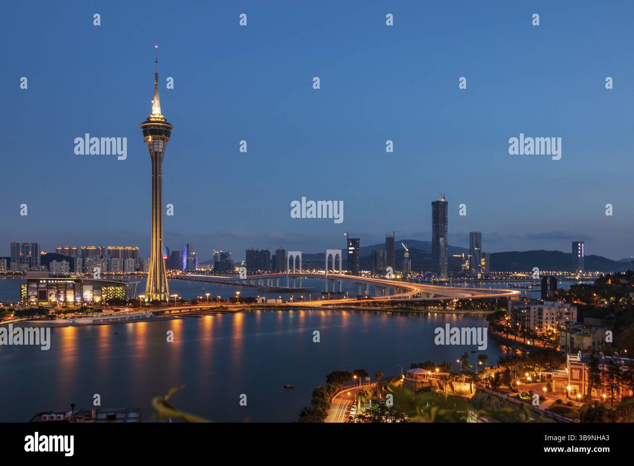 108 feet above hi-res stock photography and images - Alamy