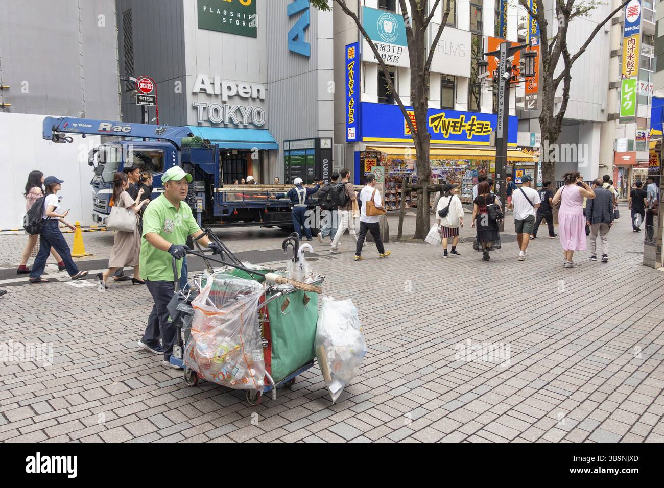 Street cleaner in the pedestrian zone of Shinjuku, Tokyo, Japan, Asia ...