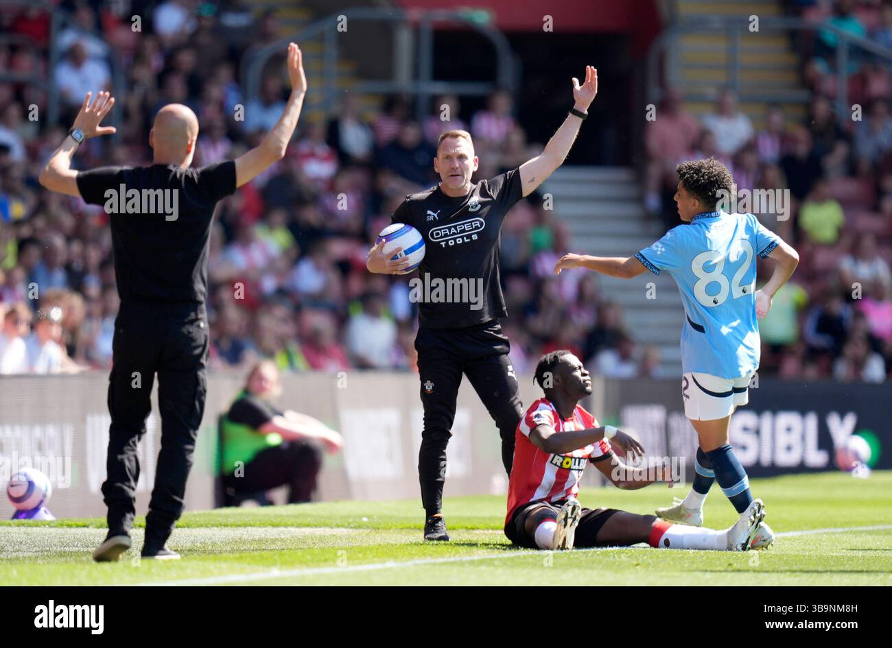Southampton interim manager Simon Rusk (centre) reacts on the touchline ...