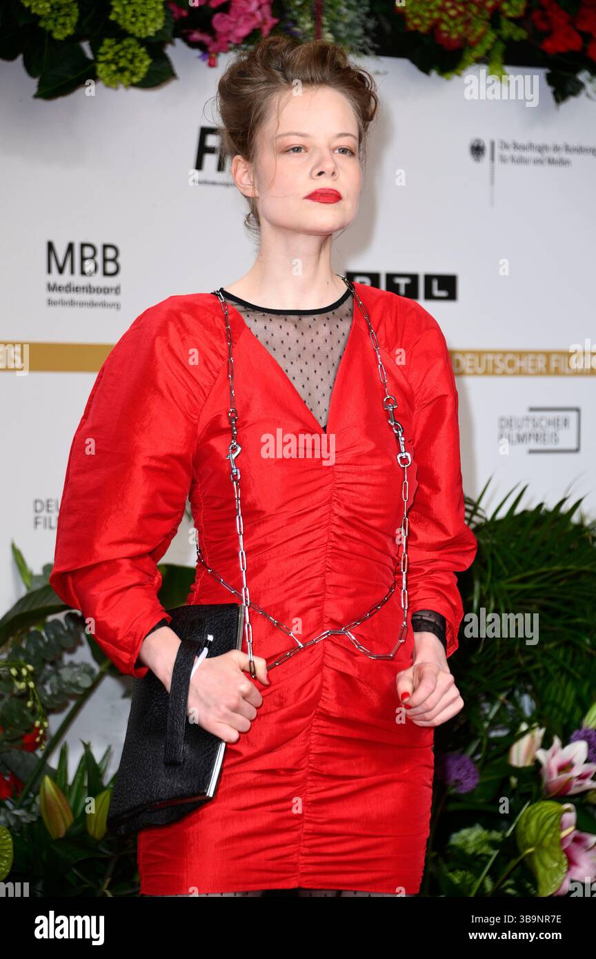 Emma Bading bei der 75. Verleihung des Deutschen Filmpreises 2025 im Theater am Potsdamer Platz ...