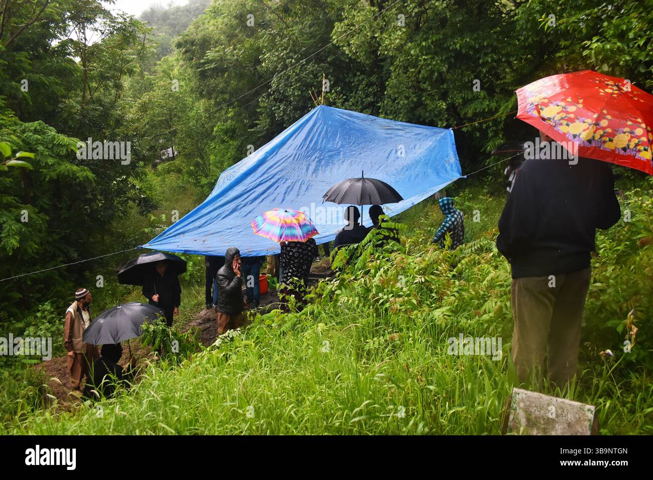 Kashmiri Muslims bury Nargis Begum, who was killed in artillery ...