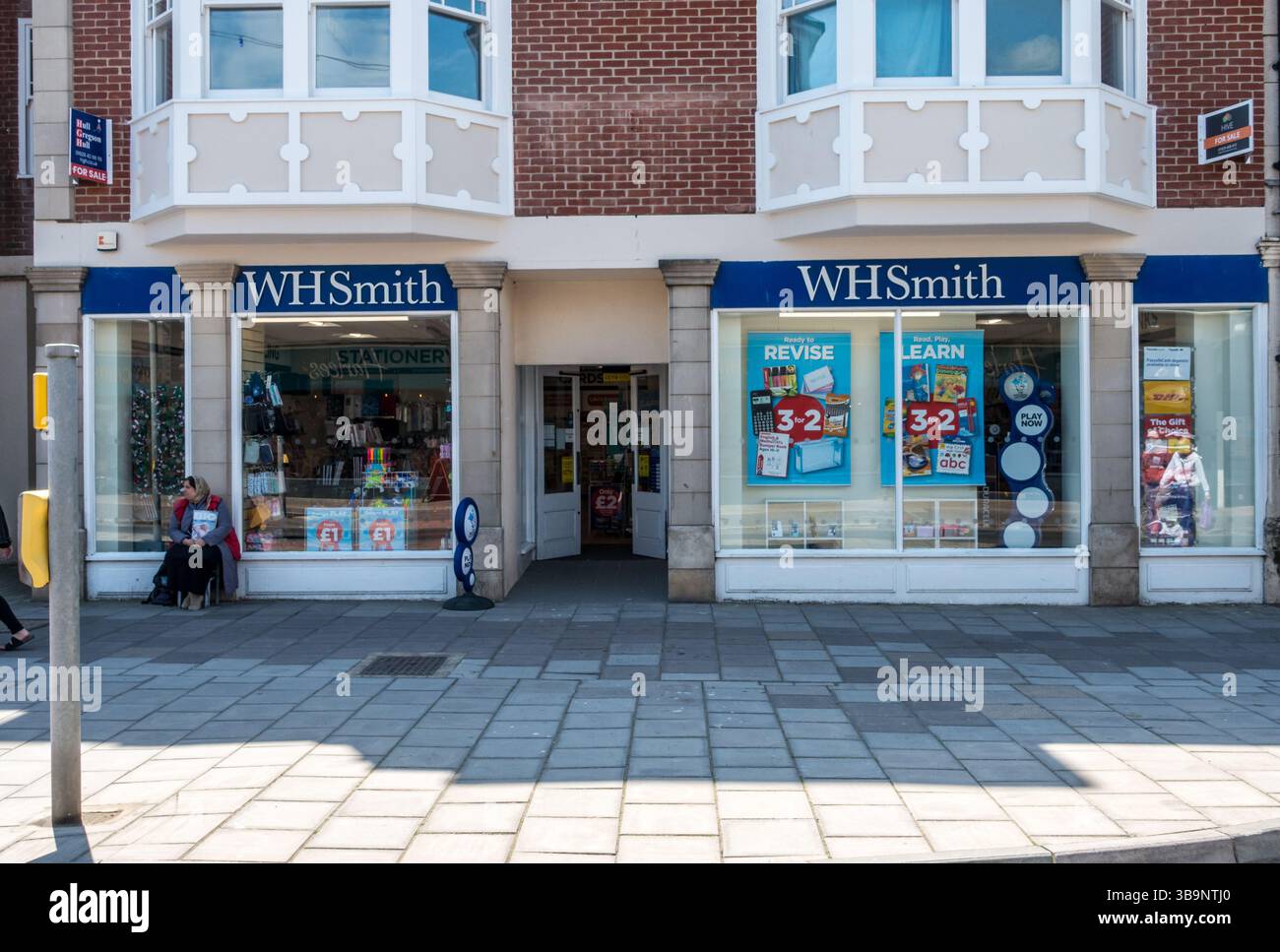 Exterior of WH Smith in Swanage Stock Photo - Alamy
