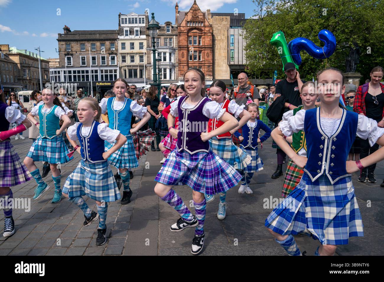 Over 1,600 participants take part in the first ever Edinburgh Tartan ...
