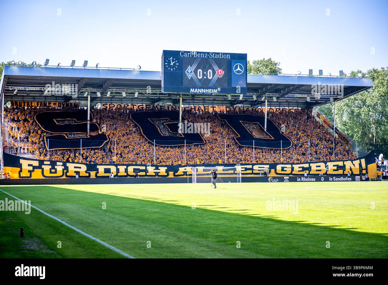 Choreografie zu Beginn des Spieles 3. Liga, SV Waldhof Mannheim 07 ...