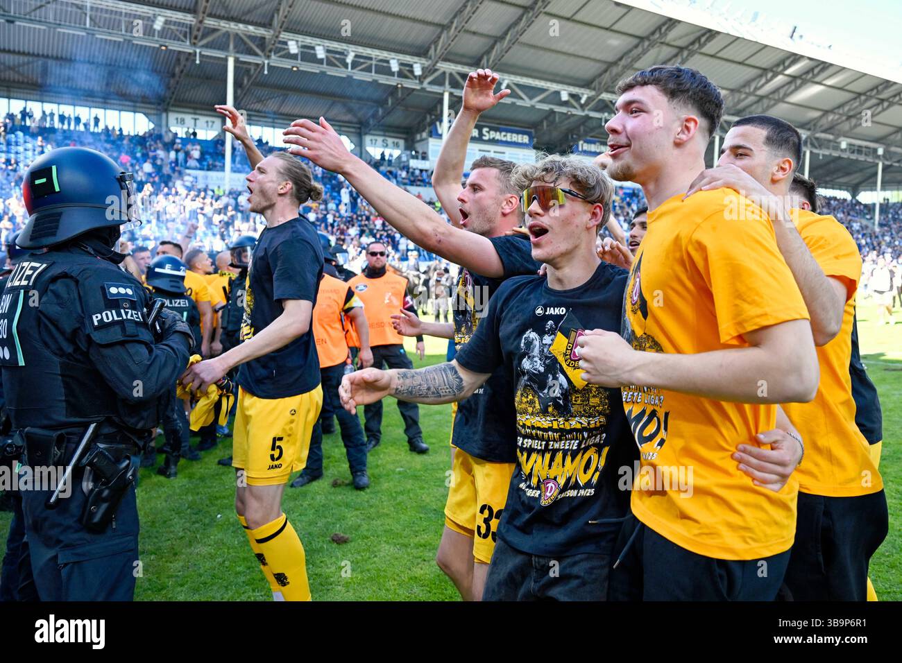 10 May 2025, Baden-Württemberg, Mannheim: Soccer: 3rd division, SV ...