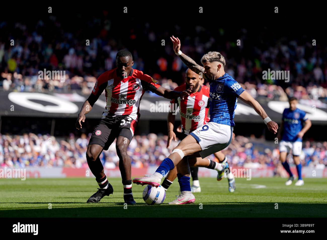 Ipswich Town's Julio Enciso (right) and Brentford's Michael Kayode ...