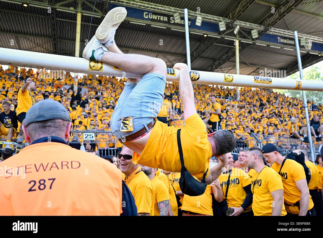 10 May 2025, Baden-Württemberg, Mannheim: Soccer: 3rd division, SV ...