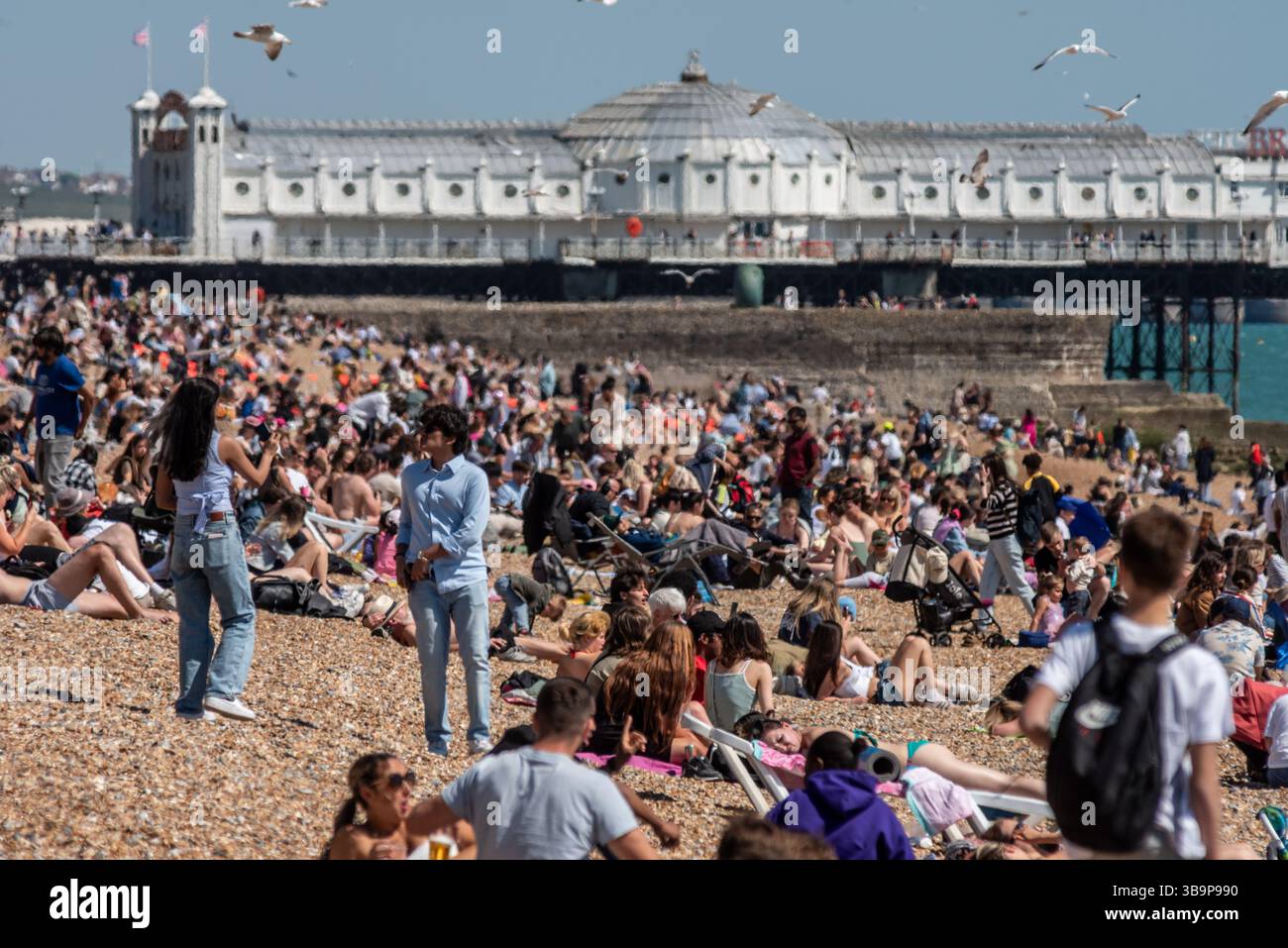 Brighton, May 10th 2025: Crowds enjoying the fabulous summer weather on ...