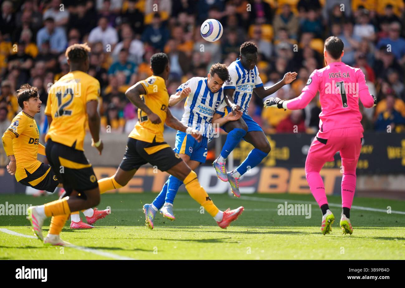 Brighton and Hove Albion's Yasin Ayari (left) and Yankuba Minteh (right ...