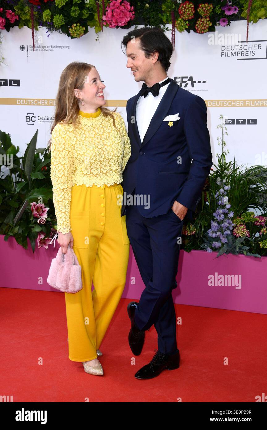 Paula Kalenberg und Tim Oliver Schultz bei der 75. Verleihung des ...