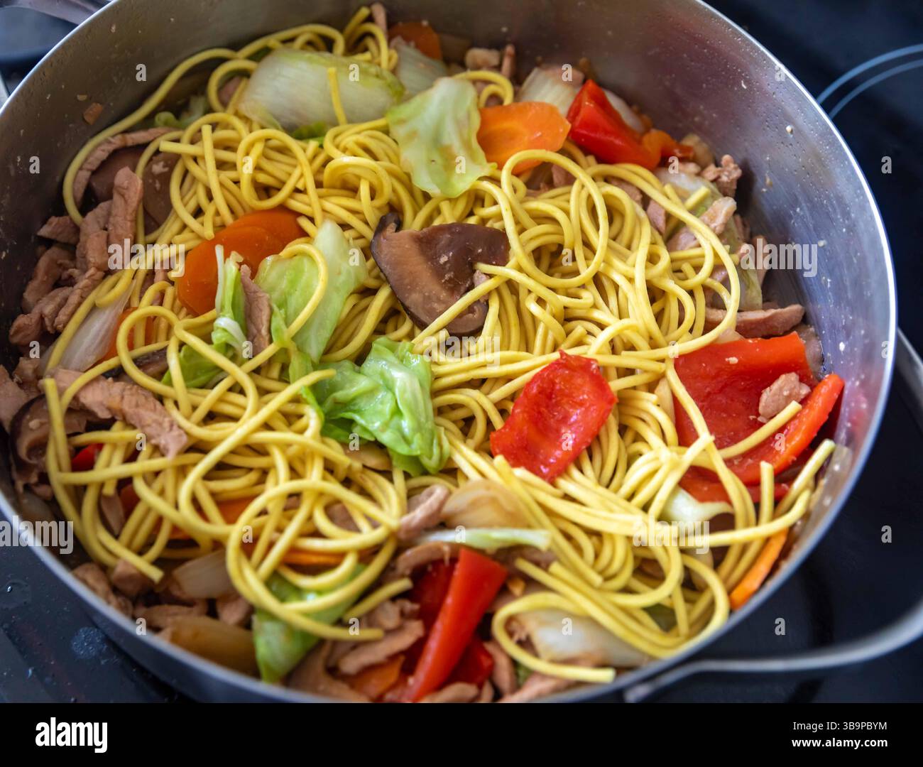 The most traditional yakisoba prepared with vegetables, noodles, pork ...