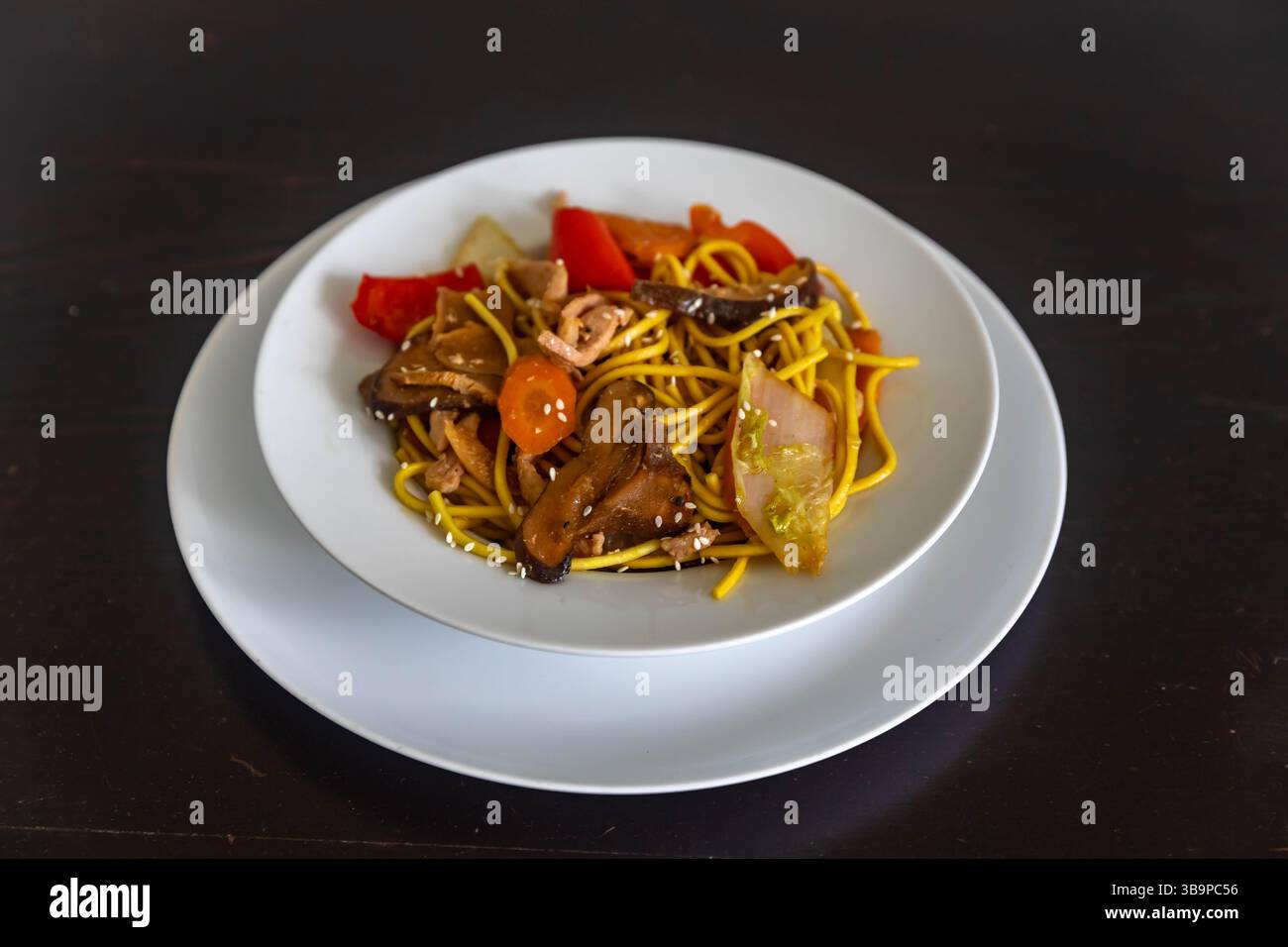 The most traditional yakisoba prepared with vegetables, noodles, pork ...