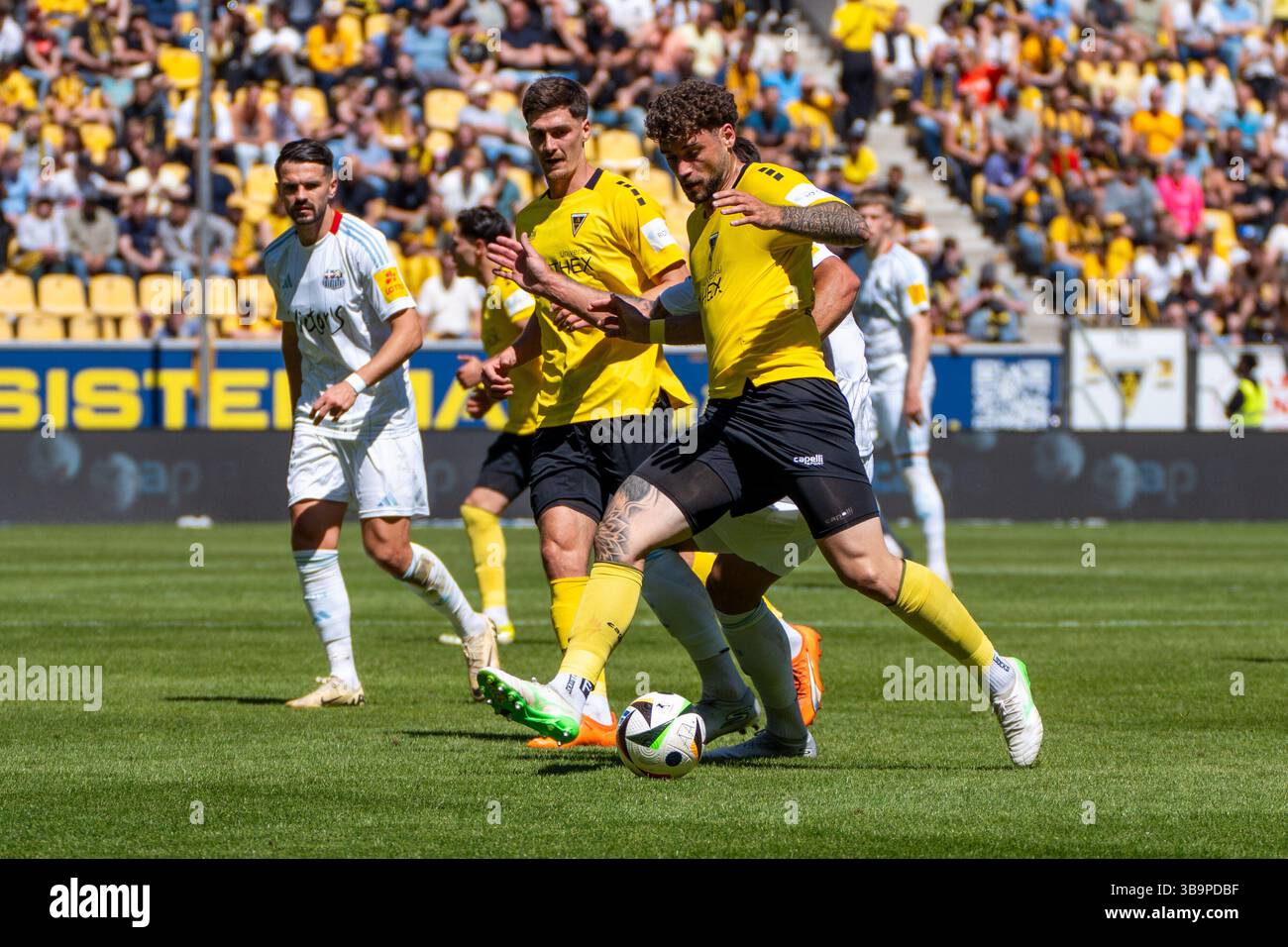 Aachen, Deutschland. 10th May, 2025. Jan-Luca Rumpf (Alemannia Aachen, #13) im Zweikampf TSV ...