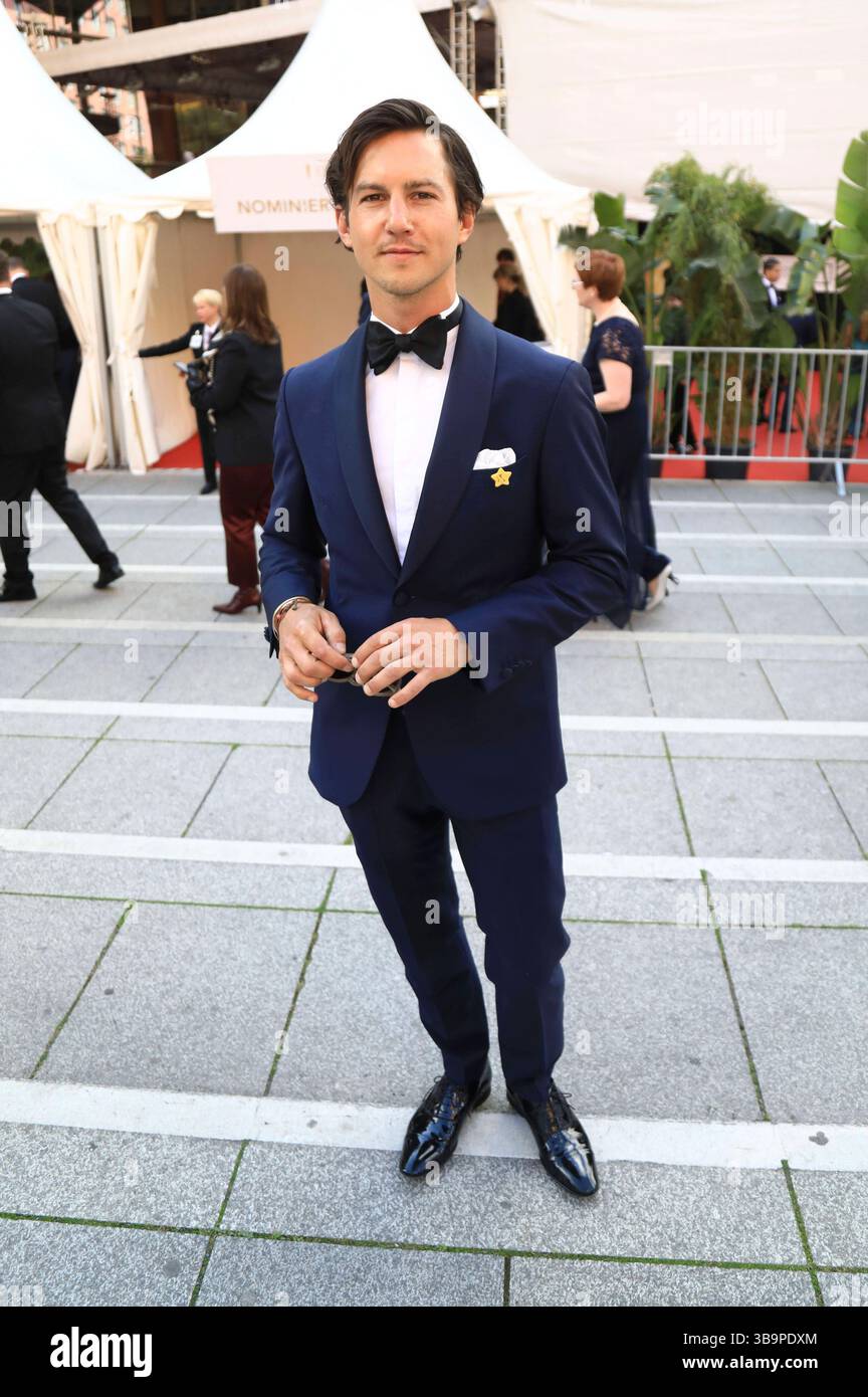 Tim Oliver Schultz bei der Ankunft zur 75. Verleihung des Deutschen Filmpreises 2025 im Theater ...