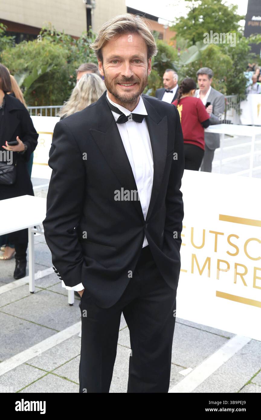 Andreas Pietschmann bei der Ankunft zur 75. Verleihung des Deutschen Filmpreises 2025 im Theater ...