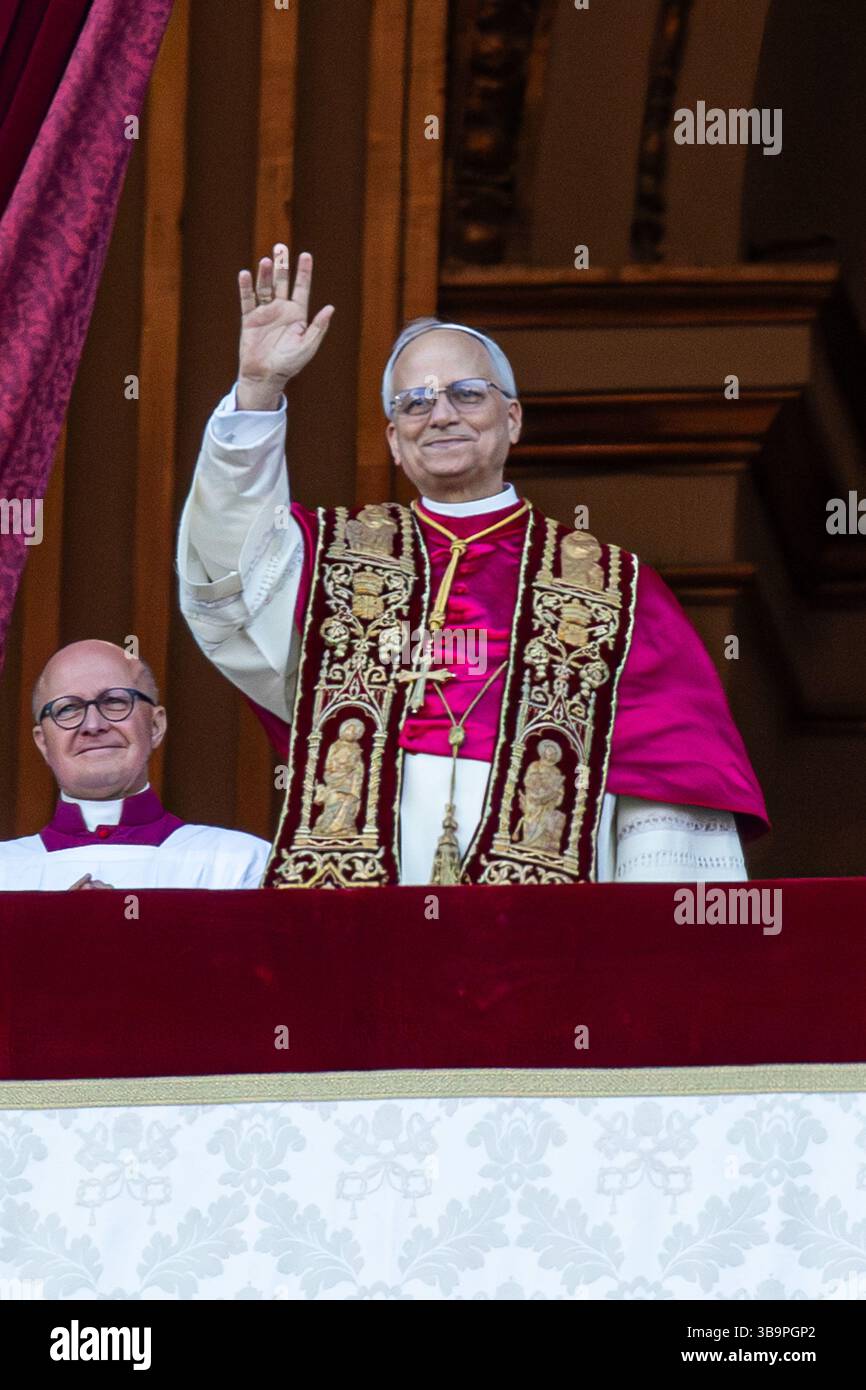 Leonem XIV New Pope during the end of the conclave, St. Peter's Square ...