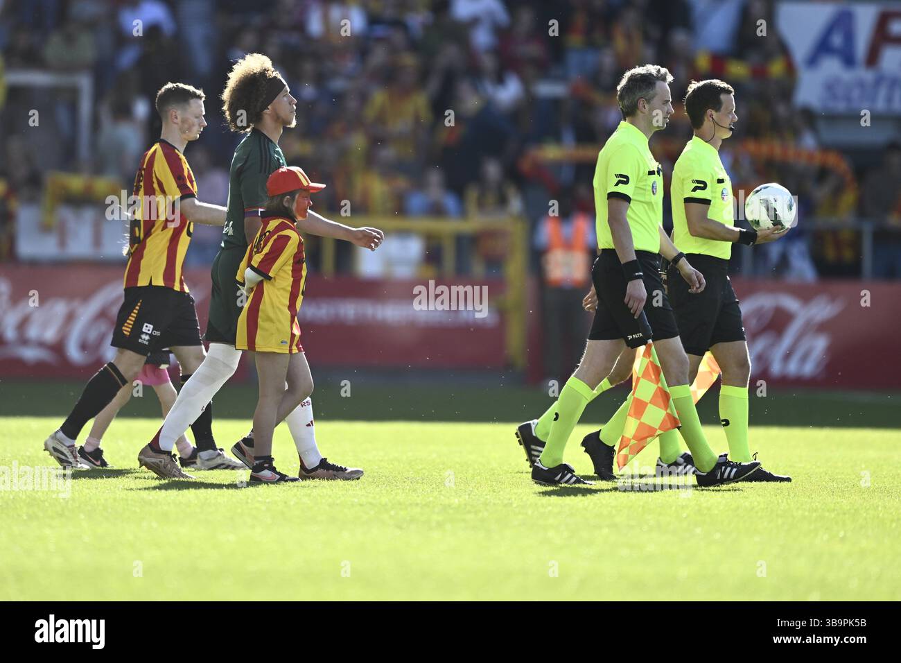 Mechelen, Belgium. 10th May, 2025. Mechelen's Rob Schoofs and Standard ...