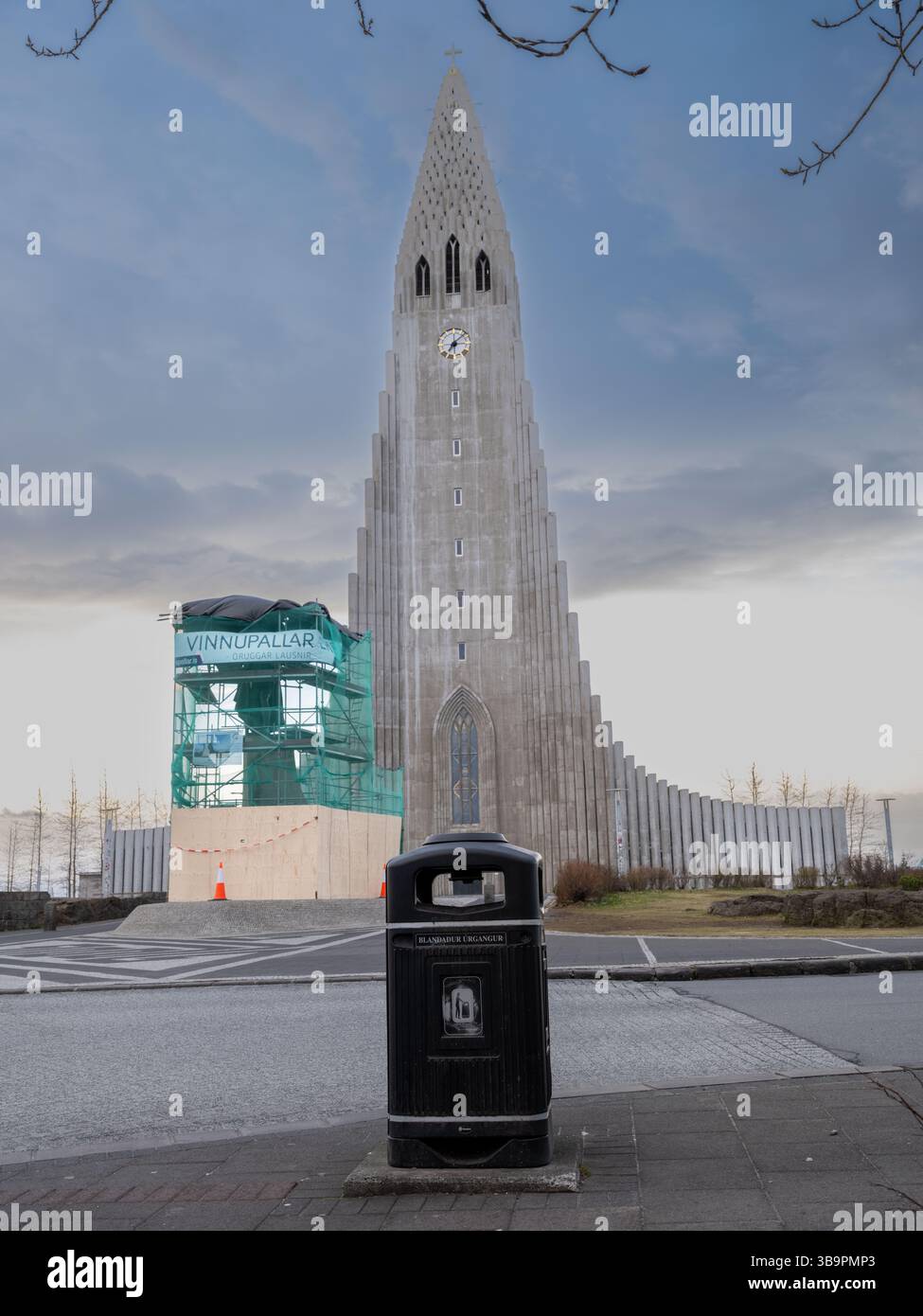 April 2025 - Waste bin in front the famous Hallgrimskirkja church ...