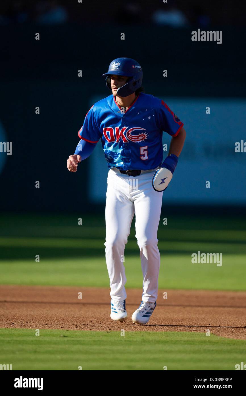 Oklahoma City Comets Alex Freeland (5) leads off second base during an ...
