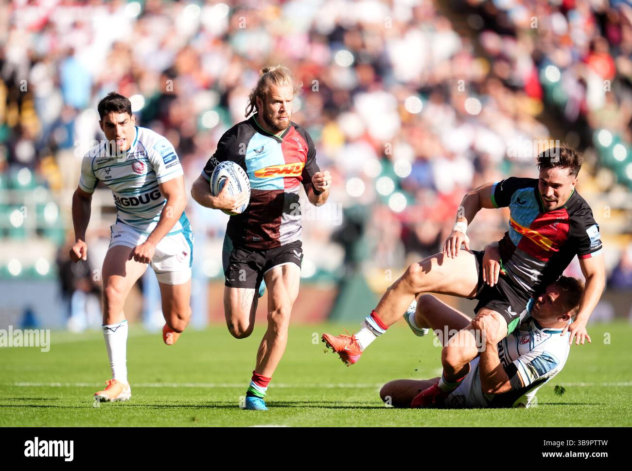 Harlequins' Tyrone Green (centre) runs in before dropping the ball ...
