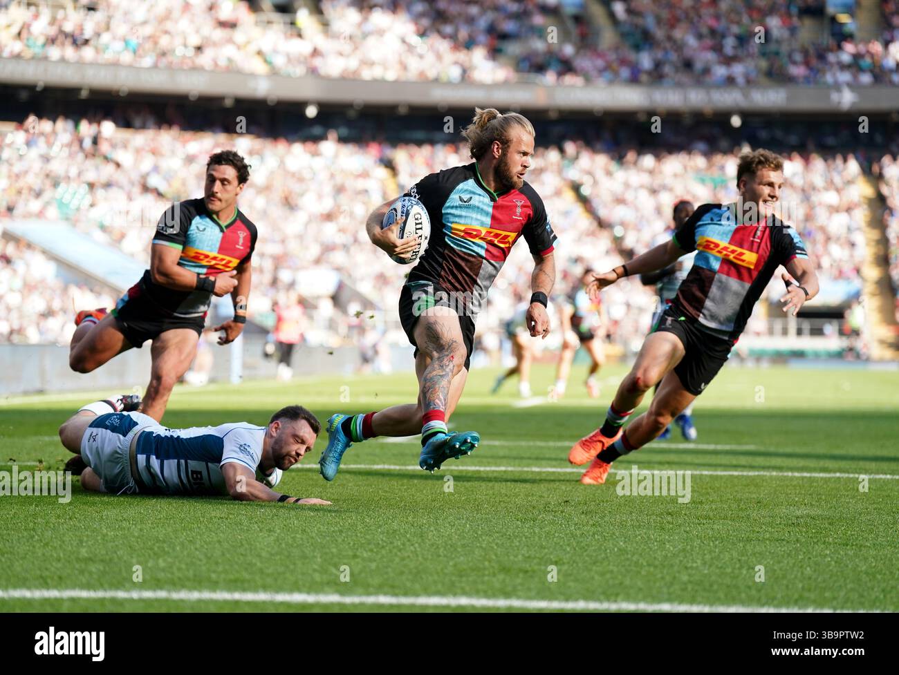 Harlequins' Tyrone Green (centre) runs in before dropping the ball ...