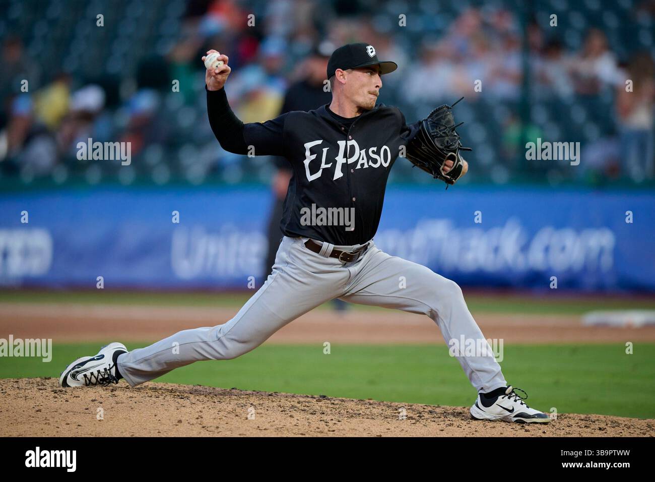El Paso Chihuahuas pitcher Ron Marinaccio (41) during an MiLB Pacific ...