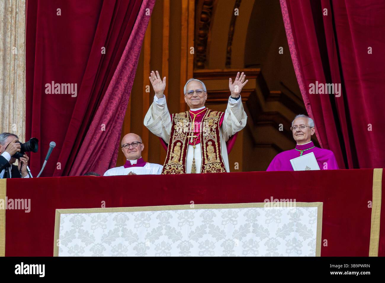 Leonem XIV new Pope during the end of the Conclave, St. Peter's Square ...