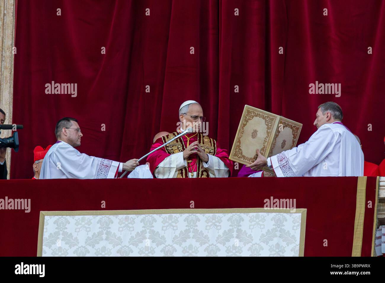 San Pietro, Italy. 08th May, 2025. Leonem XIV new Pope during the end ...