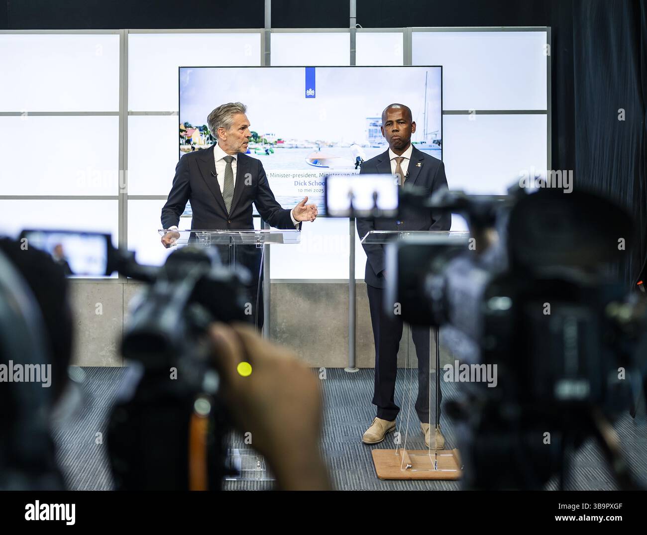 BONAIRE - Prime Minister Dick Schoof speaks to the press with Island ...