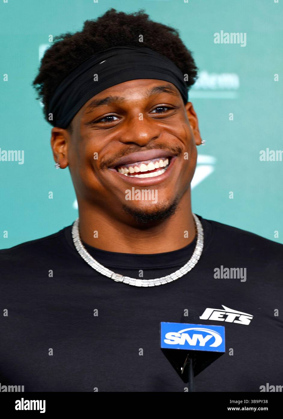 New York Jets linebacker Giovanni Williams responds to questions from ...