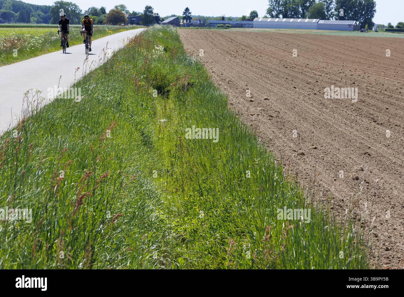 Brakel, Belgium. 10th May, 2025. A dried up ditch and a plowed field ...