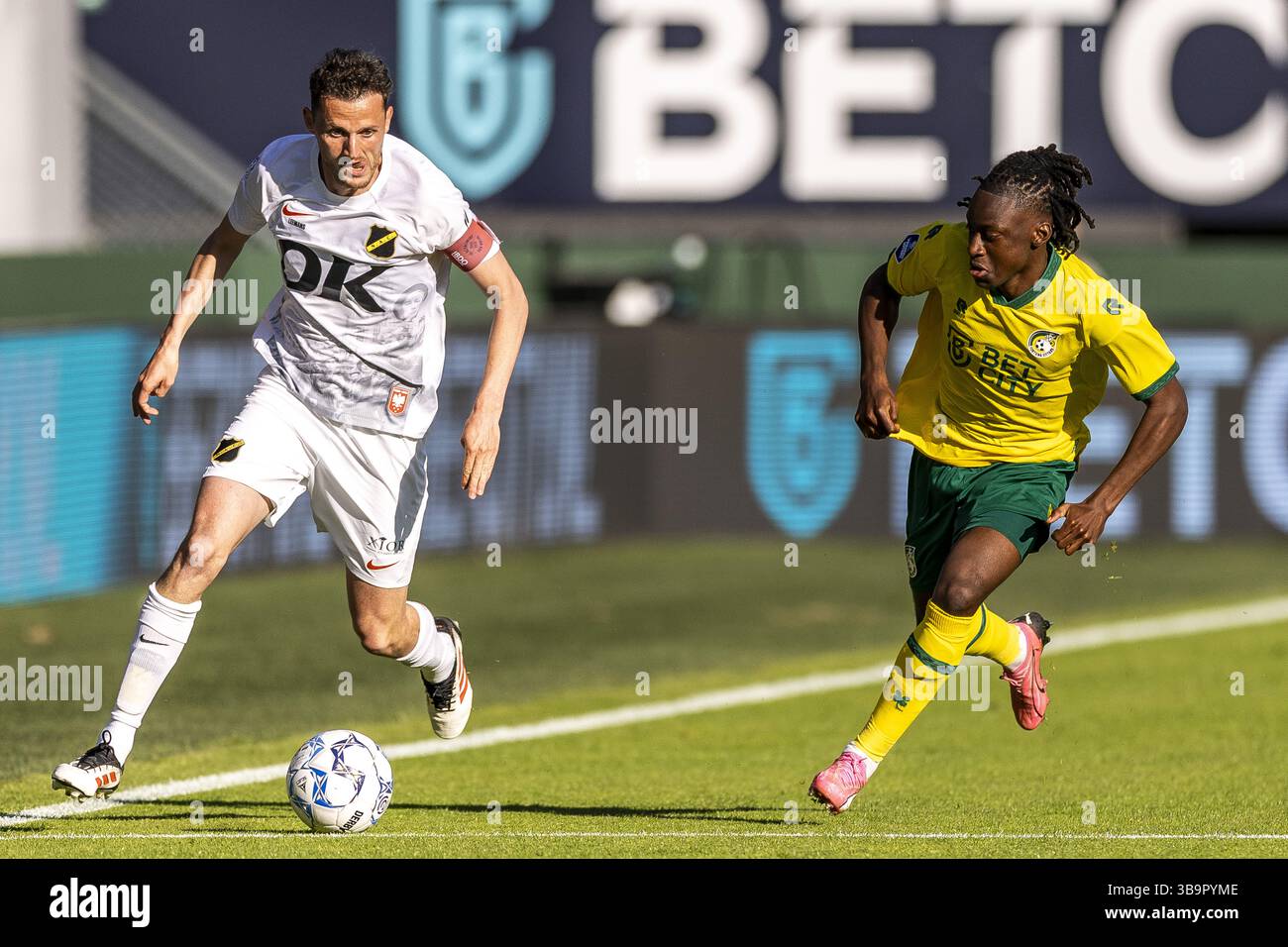 SITTARD - (l-r) Clint Leemans of NAC Breda , Ryan Fosso of Fortuna Sittard during the Dutch ...