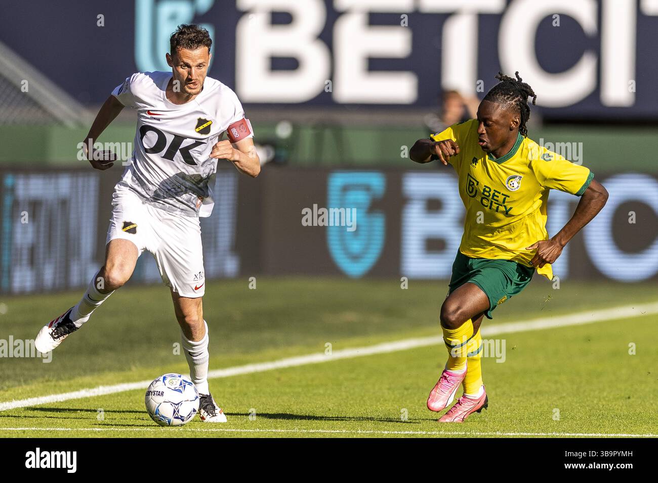 SITTARD - (l-r) Clint Leemans of NAC Breda , Ryan Fosso of Fortuna Sittard during the Dutch ...
