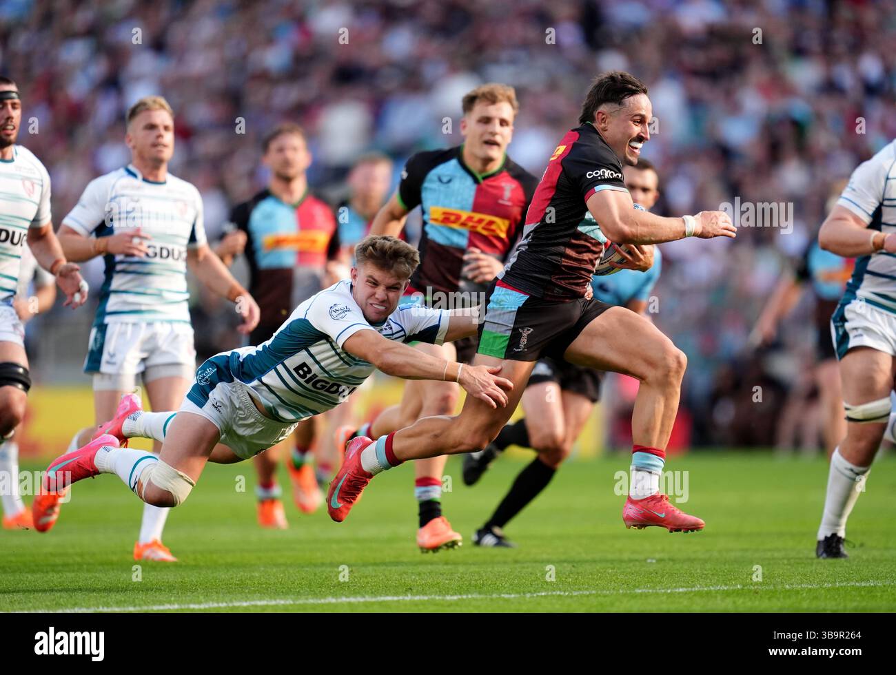 Harlequins' Cadan Murley (right) runs in to score his sides fourth try ...