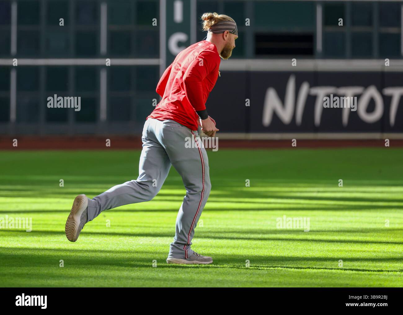 HOUSTON, TX - MAY 09: Cincinnati Reds right fielder Jake Fraley (27 ...