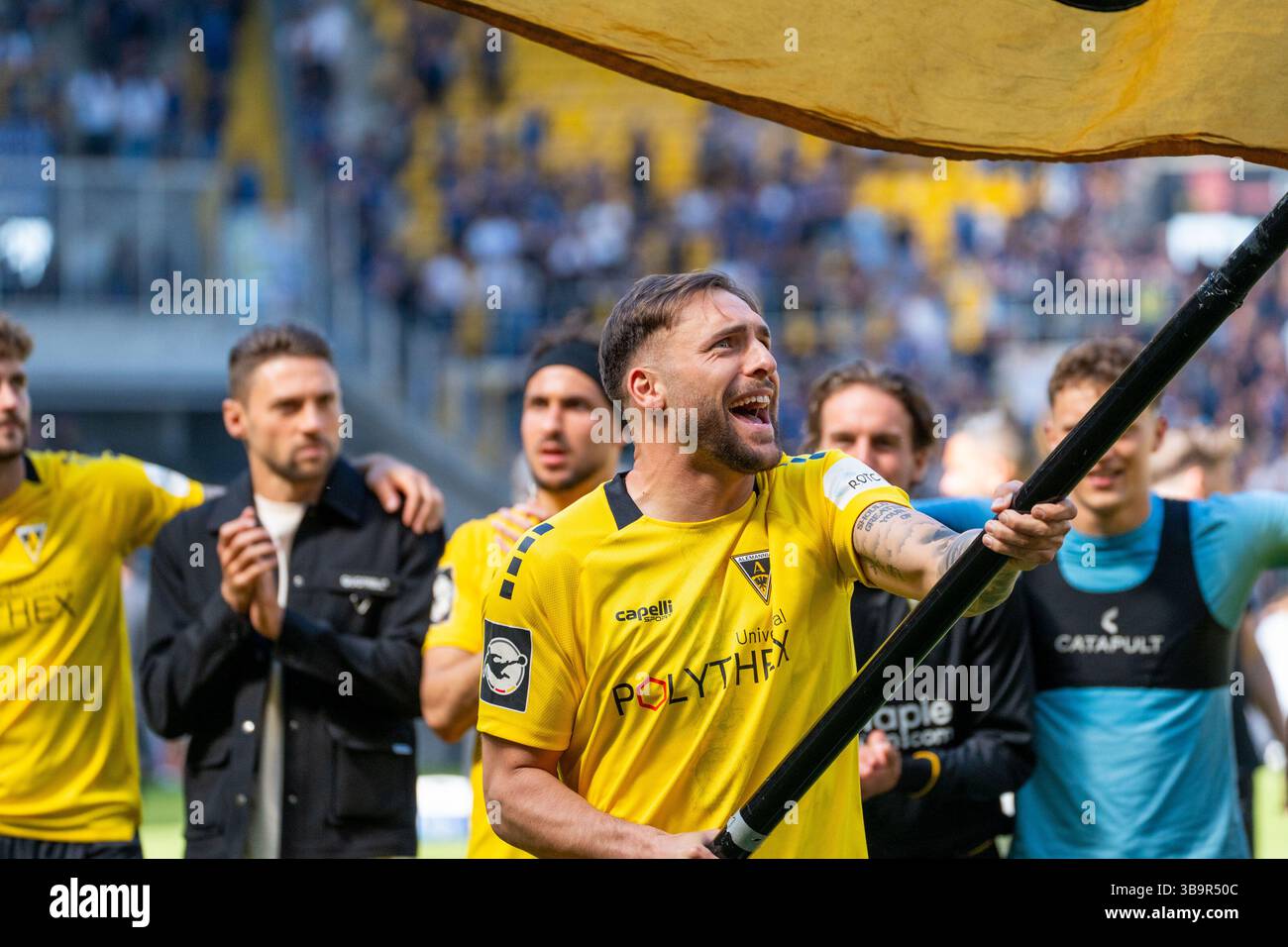 Aachen, Deutschland. 10th May, 2025. Nils Winter (Alemannia Aachen, #30) feiert den ...