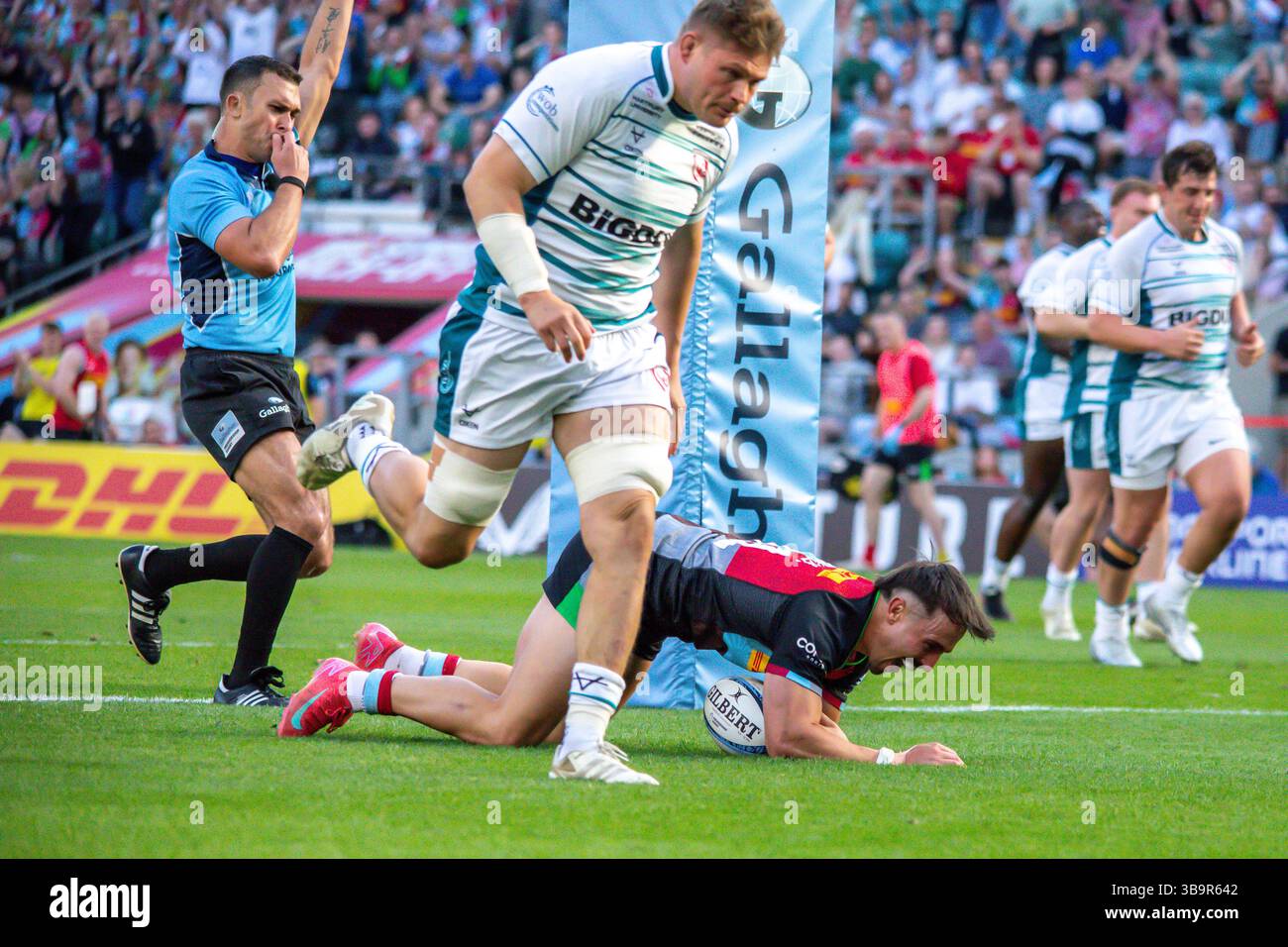 London, UK, 10th May 2025 Cadan Murley scores a try for Harlequins ...