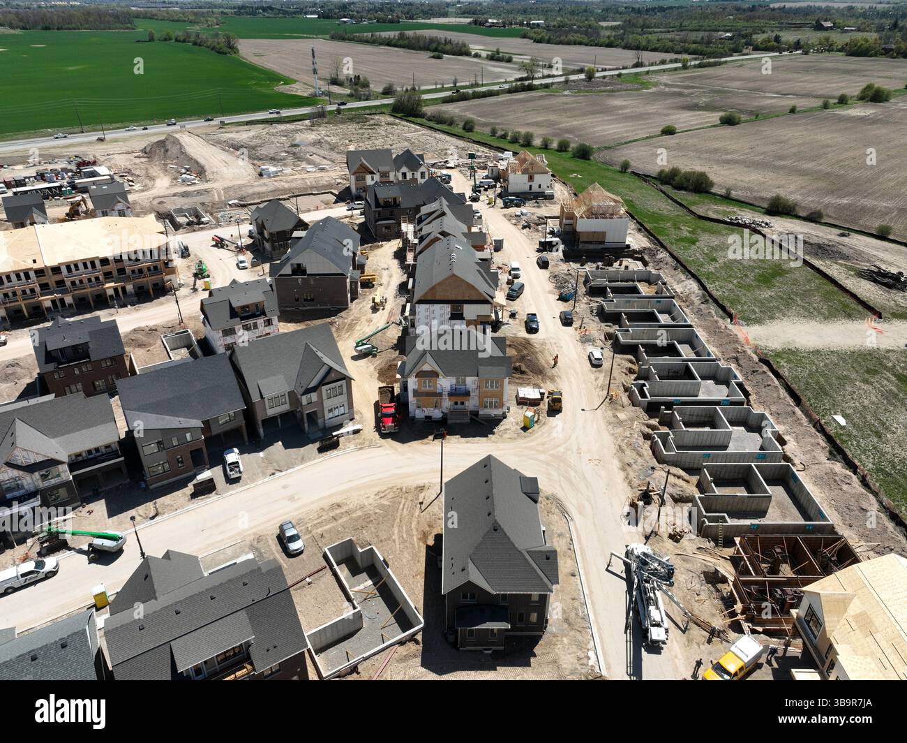 Suburban Sprawl New Housing Development Eating Farmland Stock Photo - Alamy
