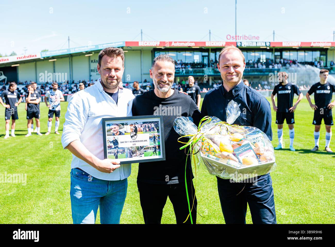 Verabschiedung Alexander Ende (SC Verl, Cheftrainer), v.l. Mario Lueke ...