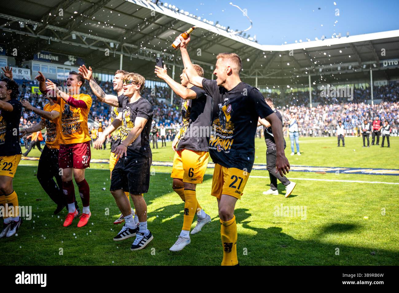 Platzsturm der Dresdener Fans nach dem Abpfiff, die Spieler Feiern ...